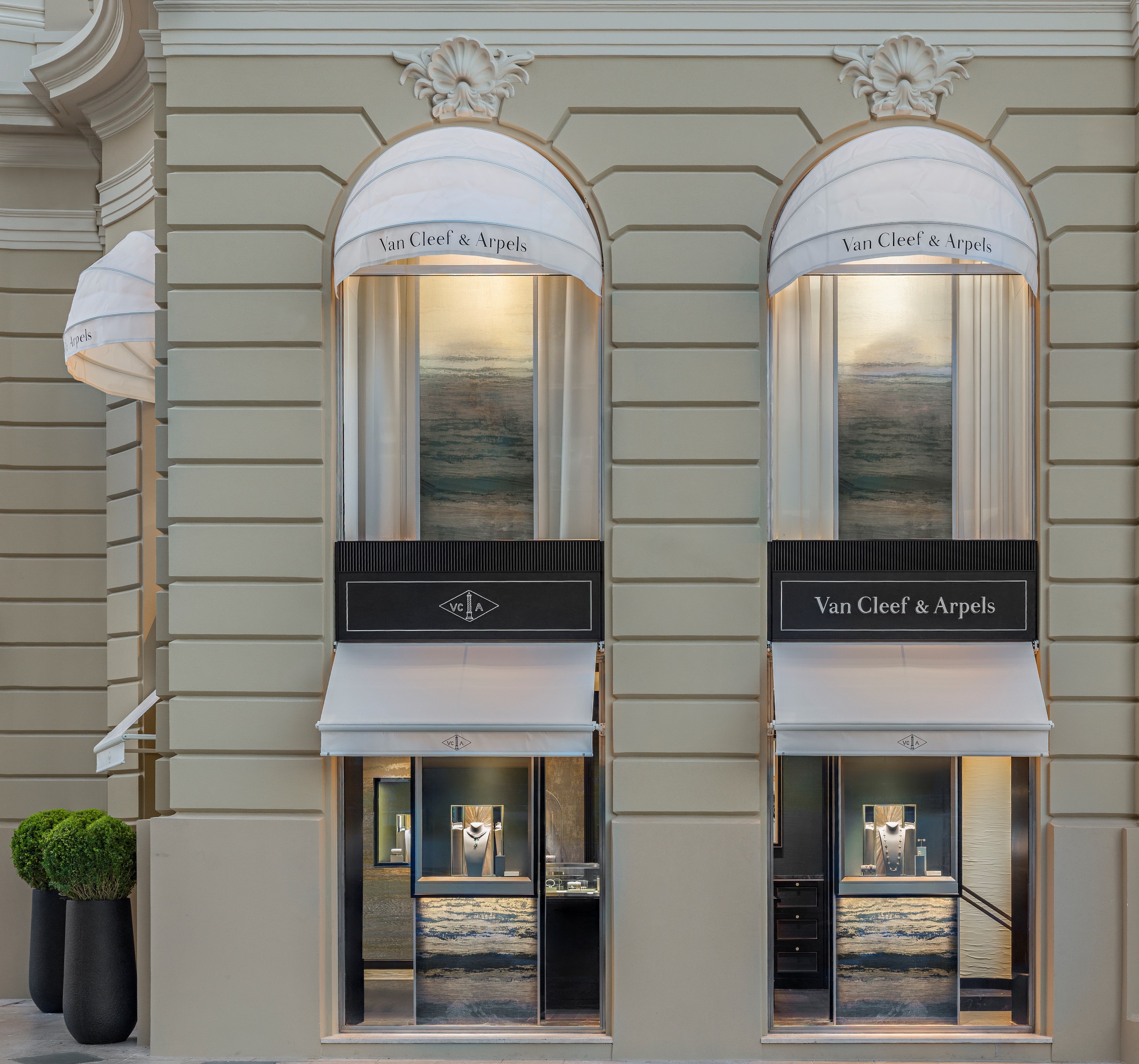 Die Van Cleef & Arpels Boutique in Monaco öffnet ihre Pforten erneut mit einem völlig neuen ...